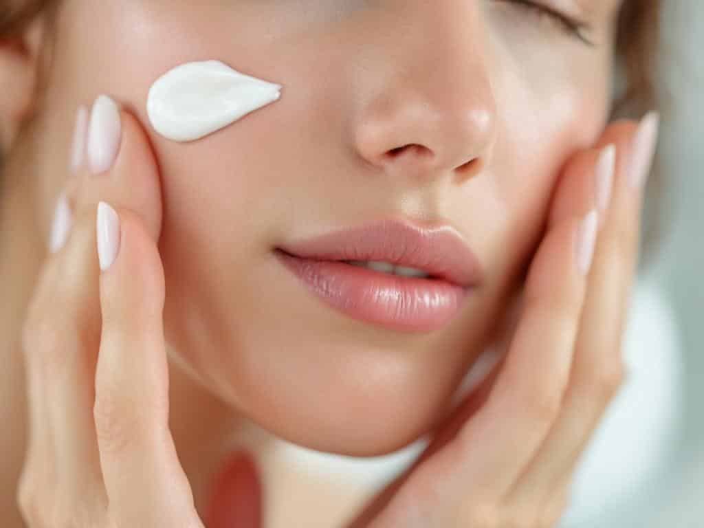 Différence entre soin du visage et soin du corps : pourquoi adapter